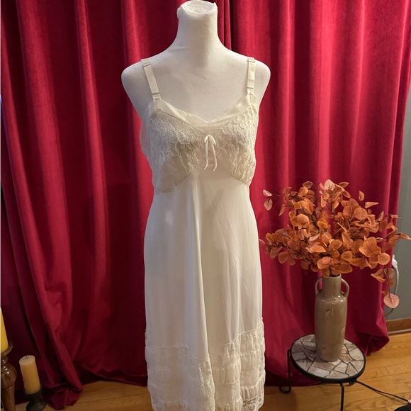 Intimates & Sleepwear | Lacy Slip On Off White Lace And Poly Extra ...